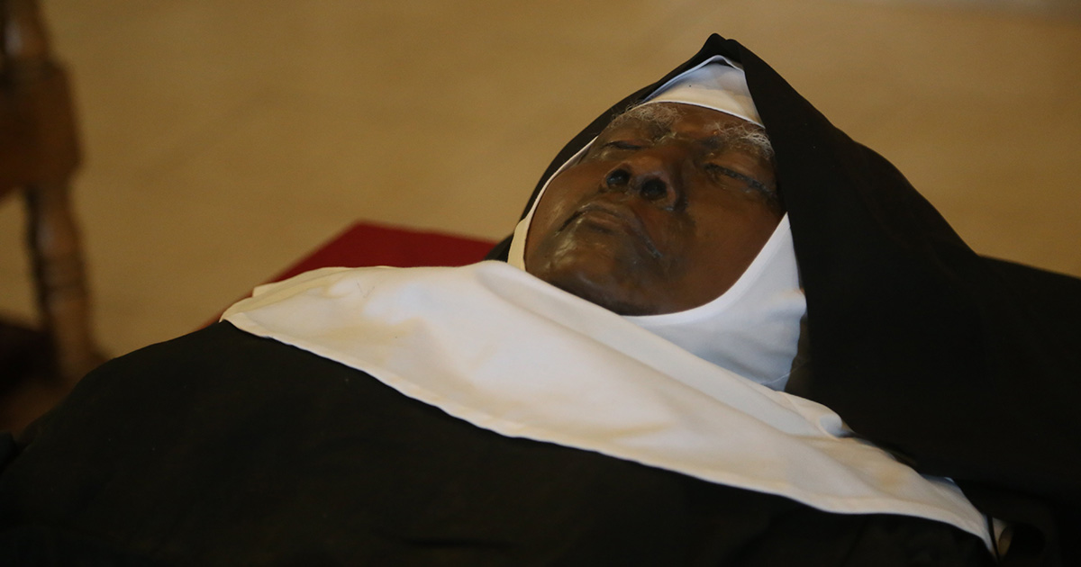 ADOM :: Thousands flock to Missouri for 'electrifying' visit to nun's apparently incorrupt body