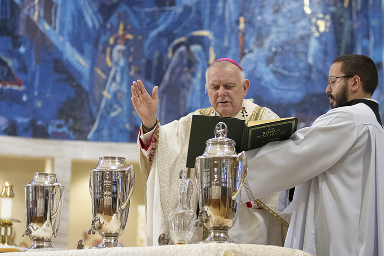 ADOM :: Eucharist and priesthood: Two sacraments 'indissolubly linked'