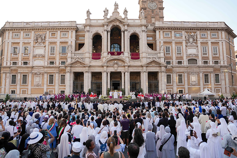 ADOM :: Pope leads Corpus Christi procession through streets of Rome