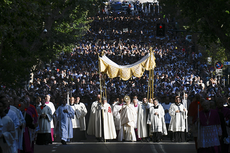 ADOM :: Pope leads Corpus Christi procession through streets of Rome
