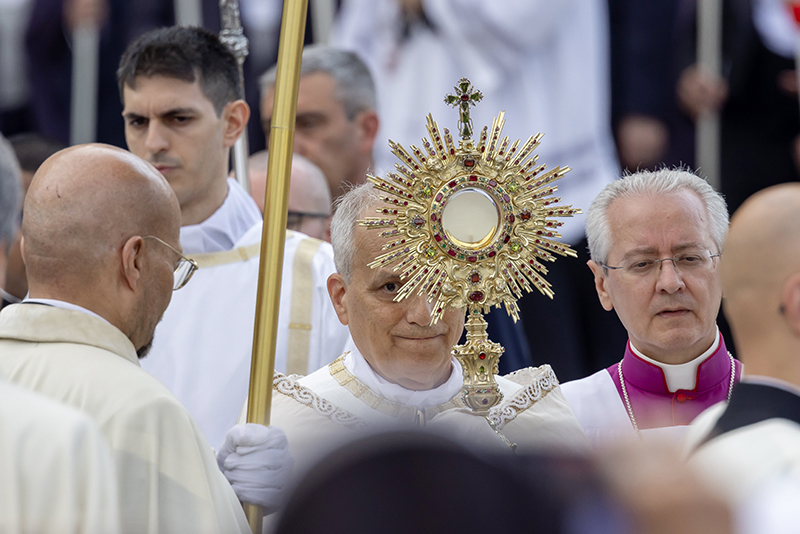 ADOM :: Pope leads Corpus Christi procession through streets of Rome