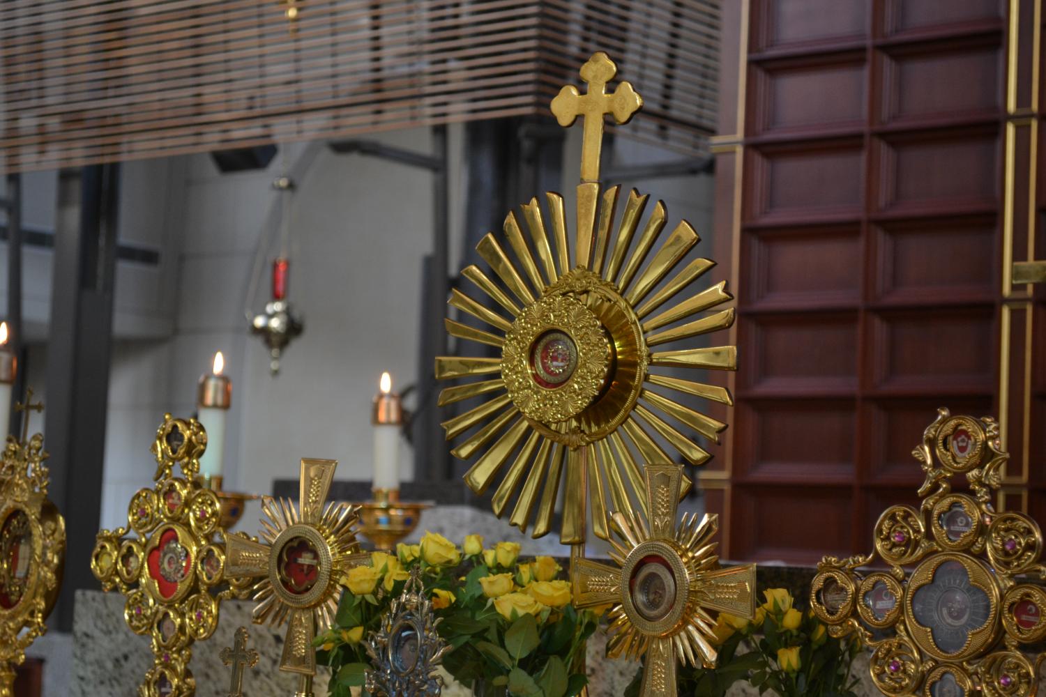 ADOM :: Hundreds venerate saints' relics on All Saints weekend