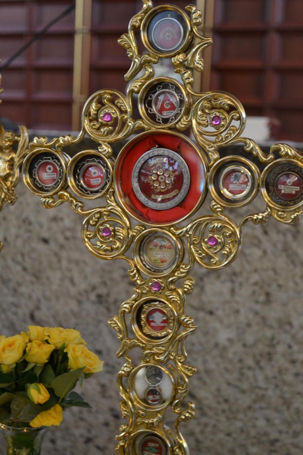 ADOM :: Hundreds venerate saints' relics on All Saints weekend