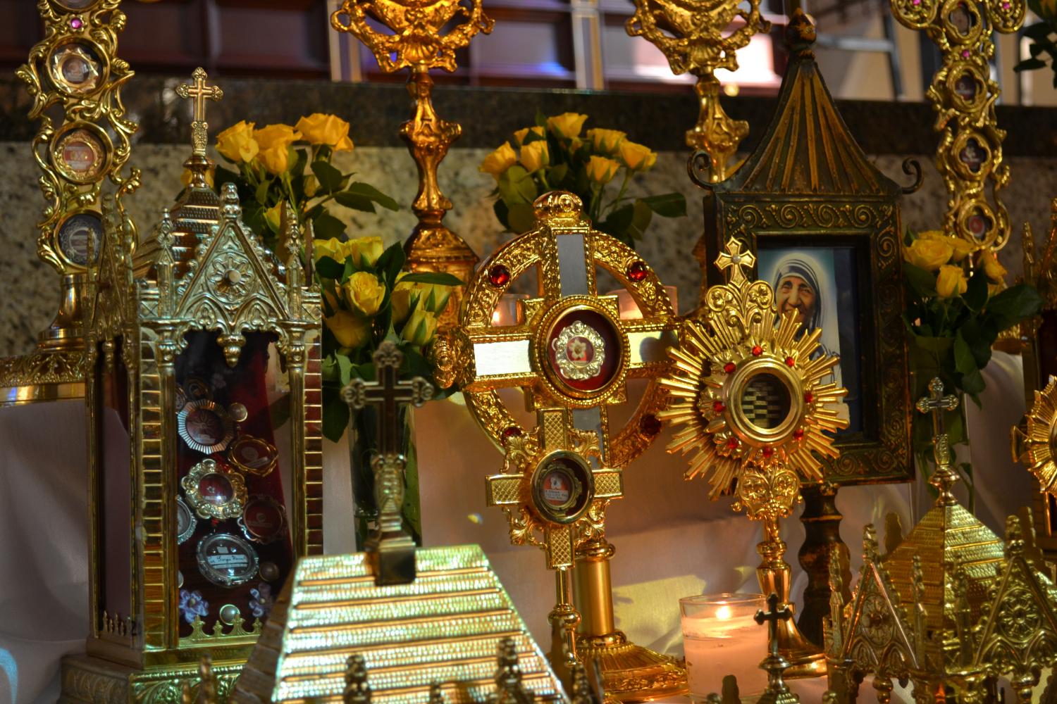 ADOM :: Hundreds venerate saints' relics on All Saints weekend