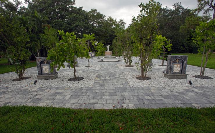 ADOM :: Priest leaves 'holy ground' at St. Catherine of Siena